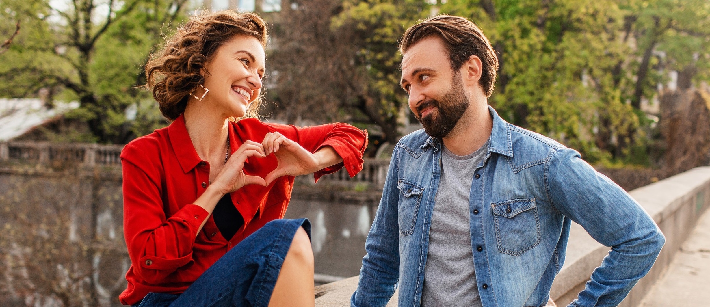 Signs You Are in Love with an Online Mate - BeHappy2Day Blog